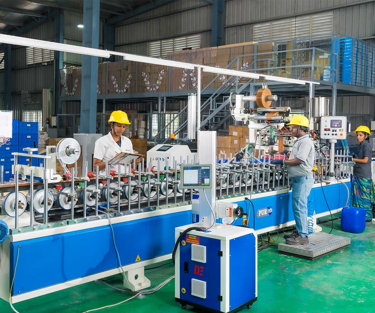 Cutting and laminating with PUR technology - Simta Astrix